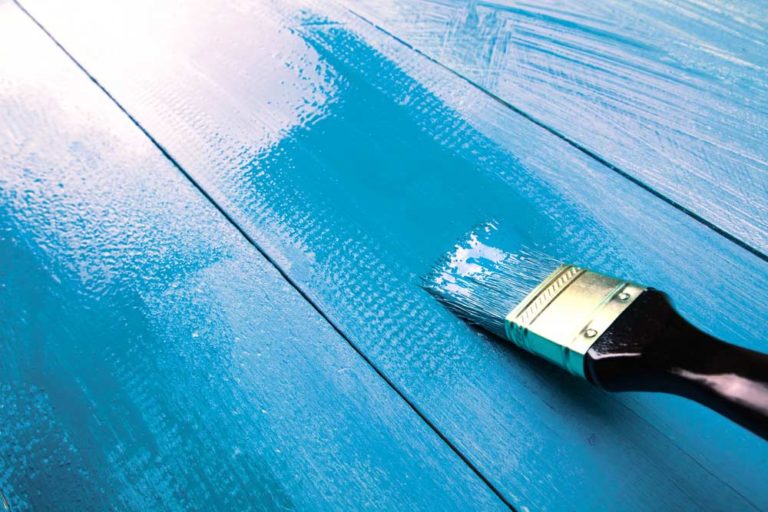 Como pintar madeira: conheça o passo a passo, dicas e materiais