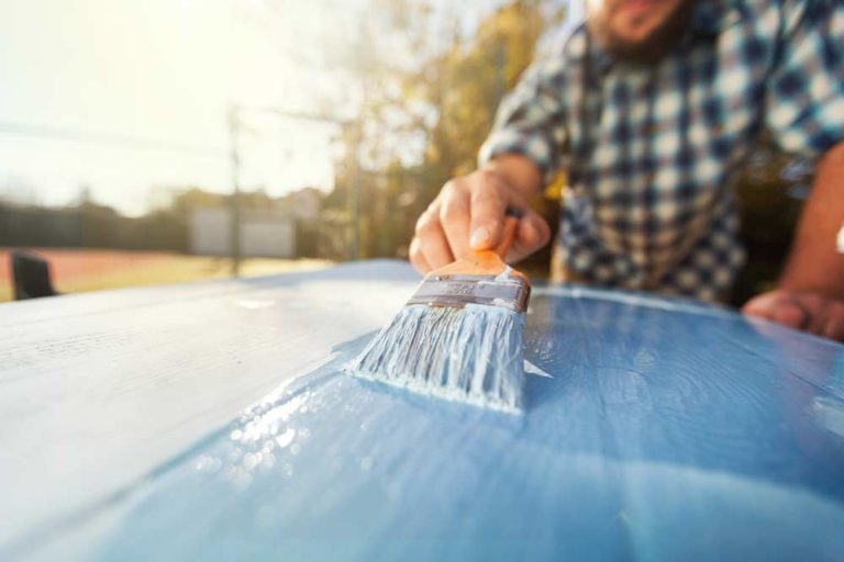 Como pintar madeira: conheça o passo a passo, dicas e materiais