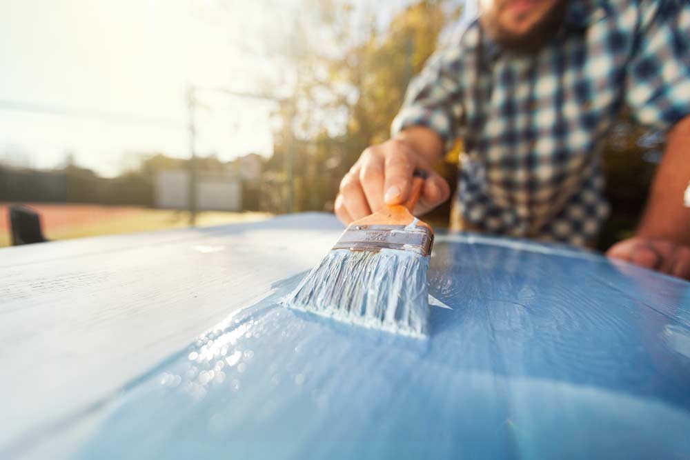 Como pintar madeira: conheça o passo a passo, dicas e materiais