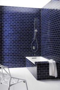 Azul royal: saiba tudo sobre a cor e como usar na decoração